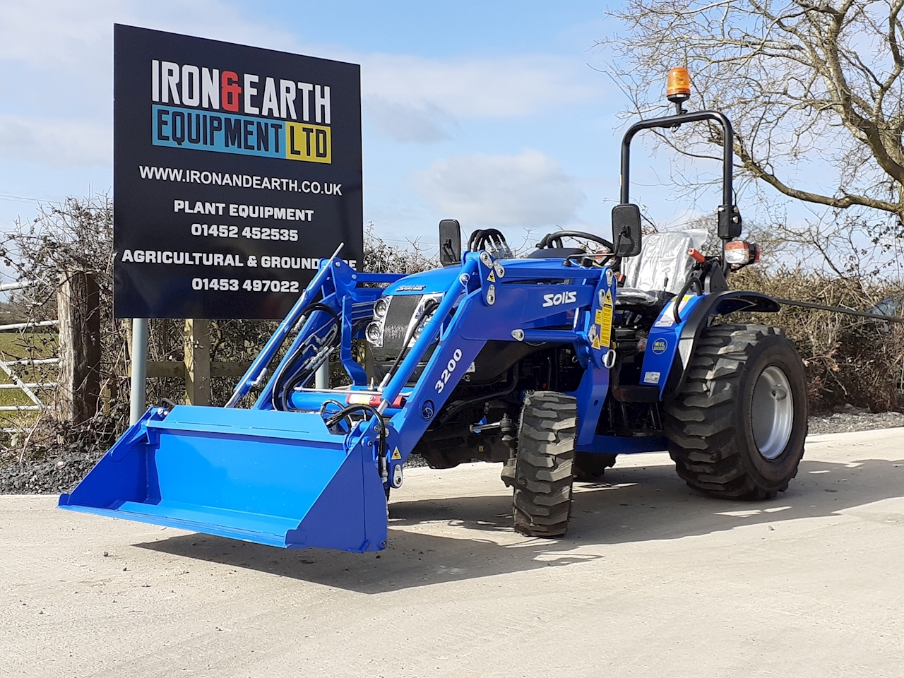 SOLIS S26 MANUAL LOADER 4-1 BUCKET TO FIT | Iron and Earth