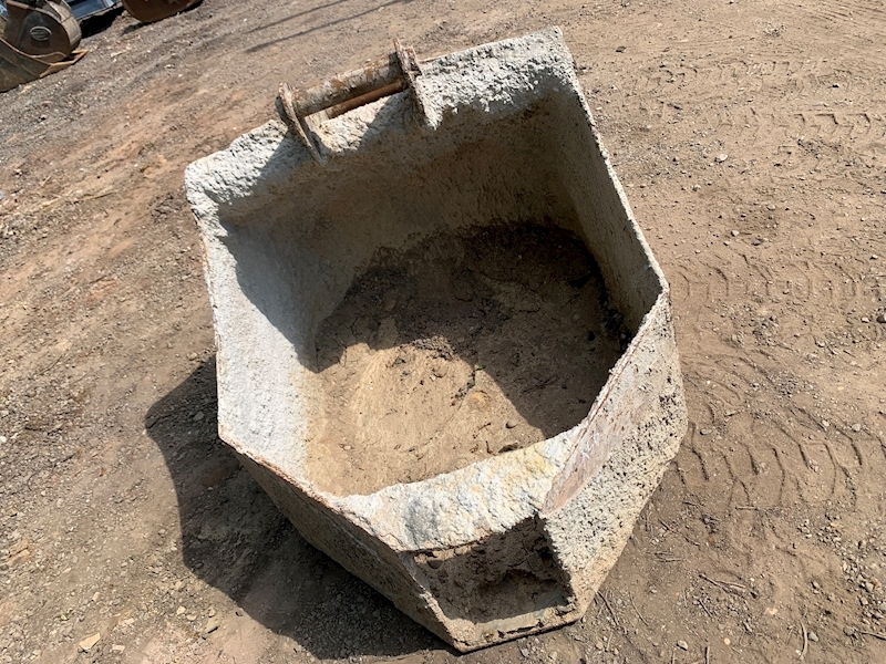 3.5ft 14 Tonne Concrete Pouring Bucket | Iron and Earth